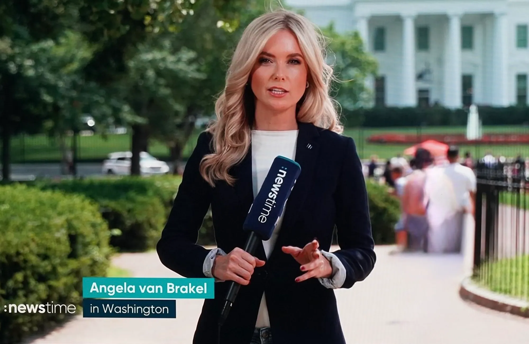 ANGELA VAN BRAKEL | Fernsehmoderatorin, Korrespondentin und Podcasterin