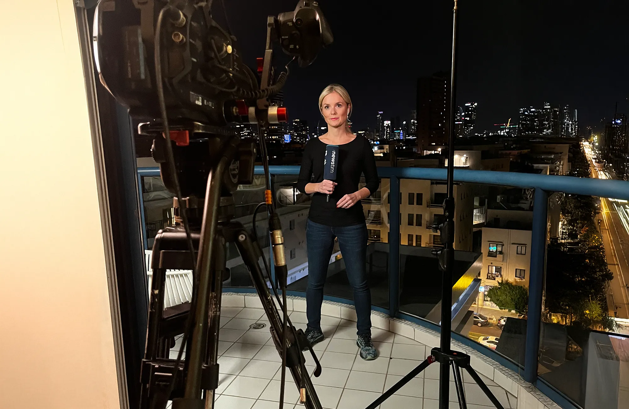 ANGELA VAN BRAKEL | Fernsehmoderatorin, Korrespondentin und Podcasterin