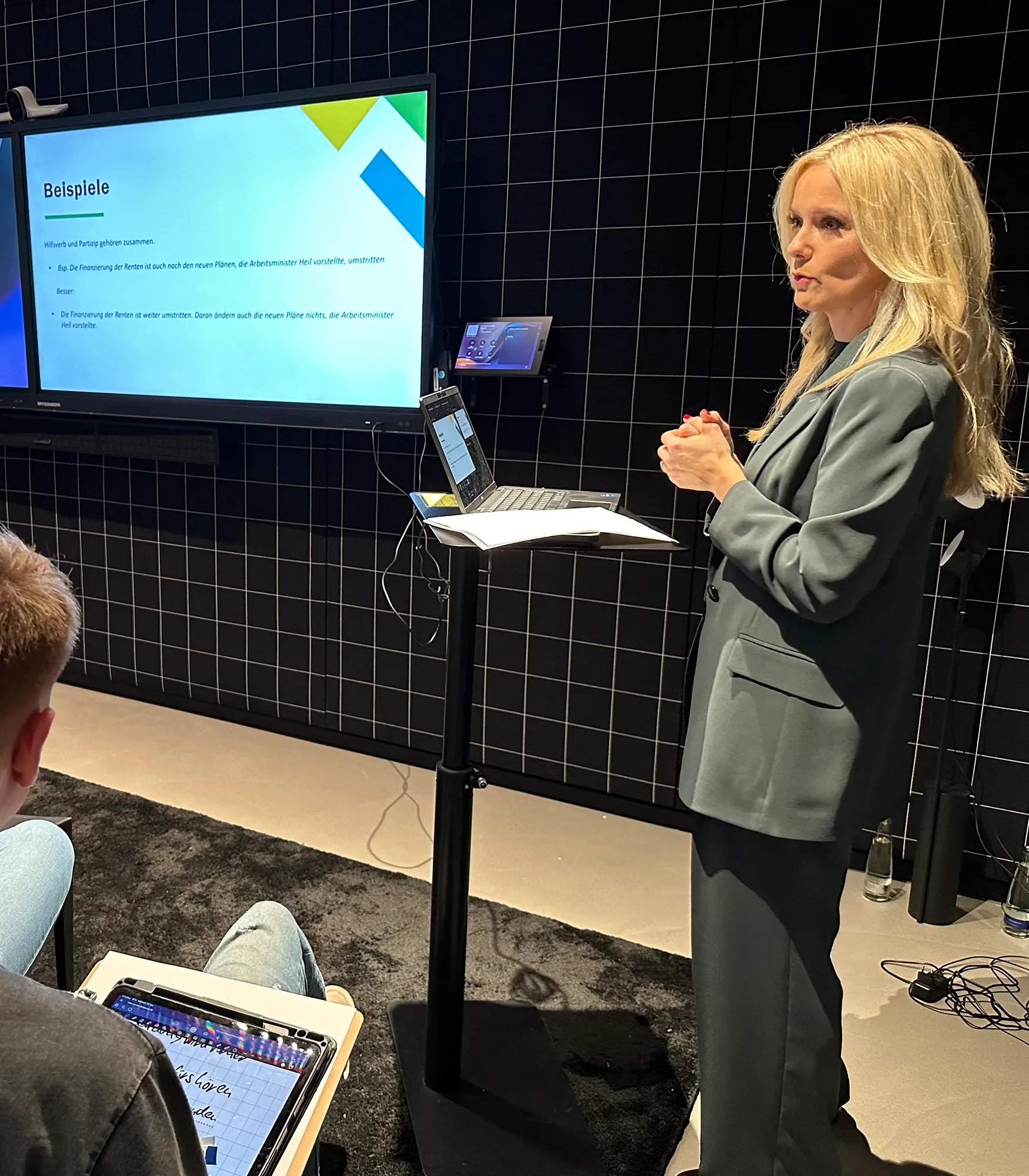 ANGELA VAN BRAKEL | Fernsehmoderatorin, Korrespondentin und Podcasterin